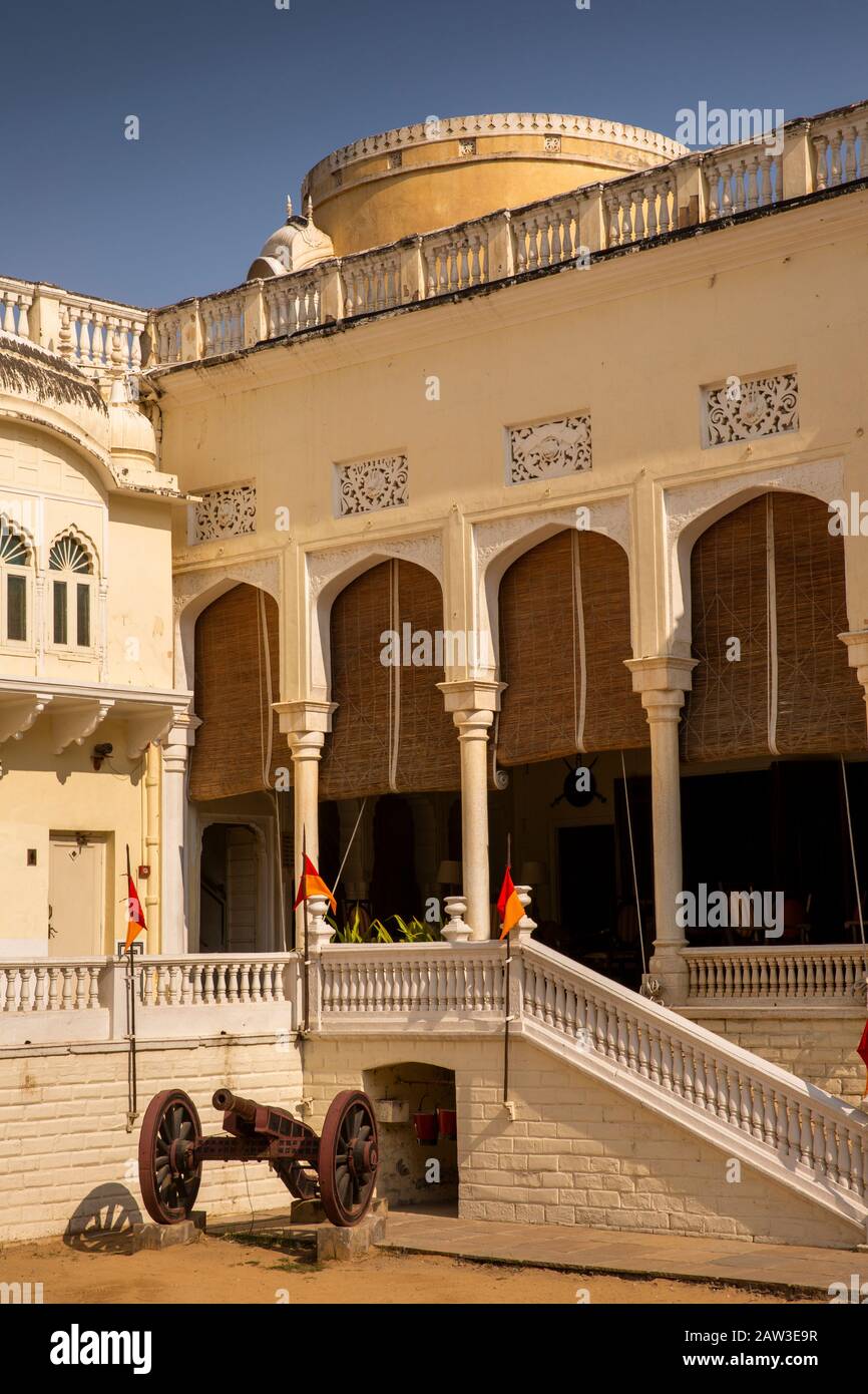 India, Rajasthan, Shekhawati, Mandawa, Castle Mandawa Hotel in ancient ...