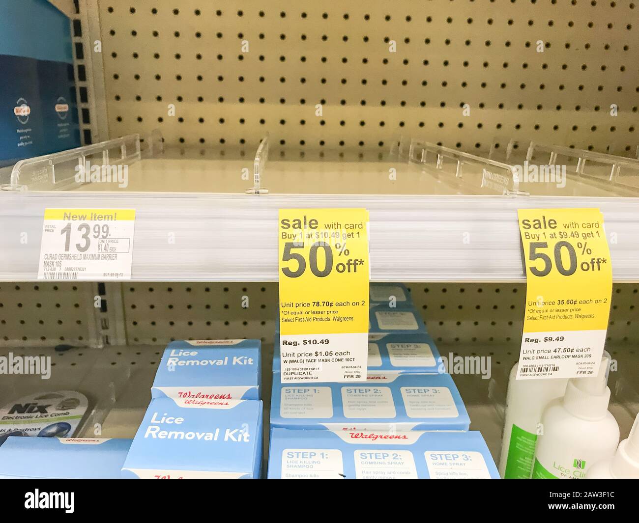 Chinese pharmacy shelves hi-res stock photography and images - Alamy