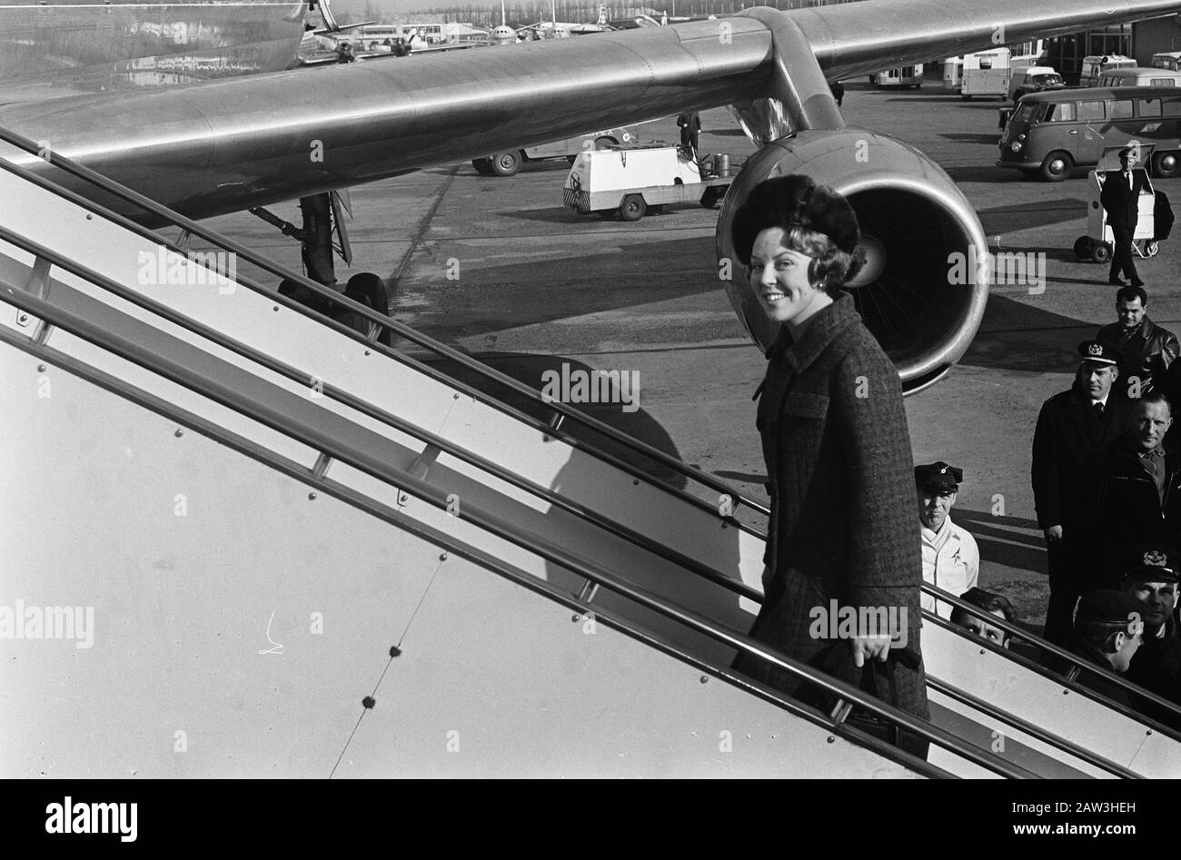 Princess Beatrix to Curacao, the Princess and the airplane stairs Date ...