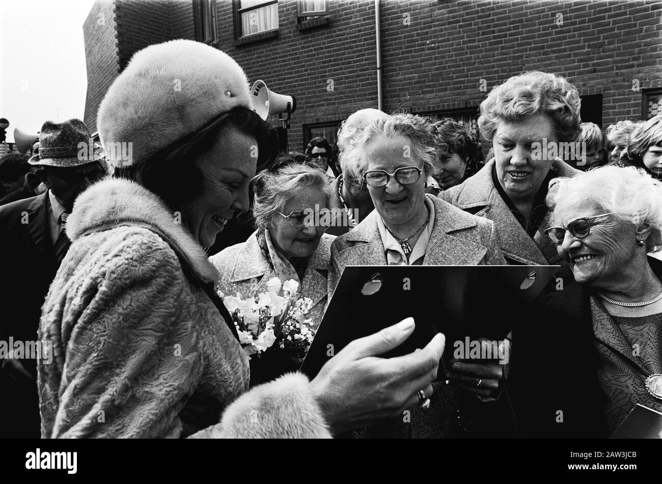 Princess Beatrix opened shopping district and school complex ...