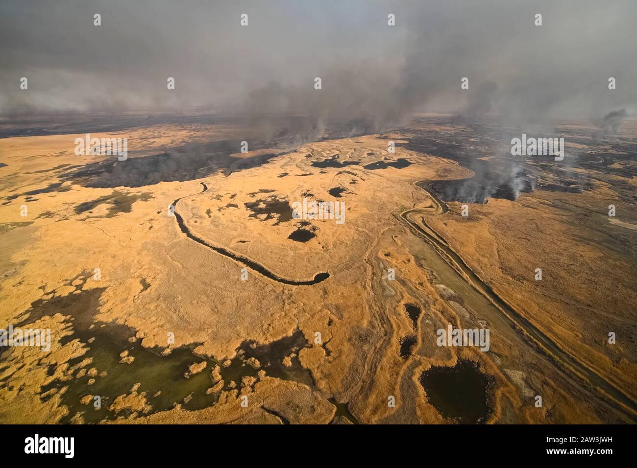 Smokestack pollution mountains hi-res stock photography and images - Alamy