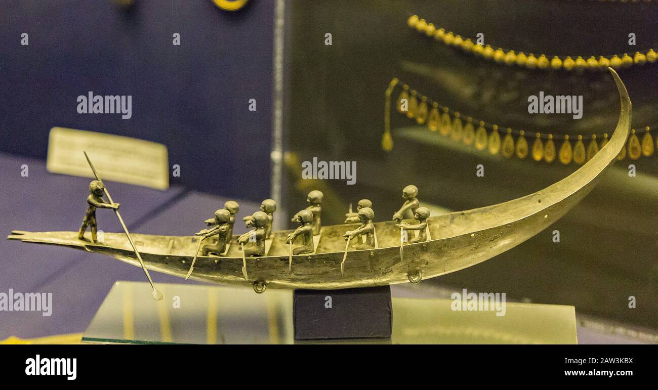 Silver Jewellery Model High Resolution Stock Photography and Images - Alamy