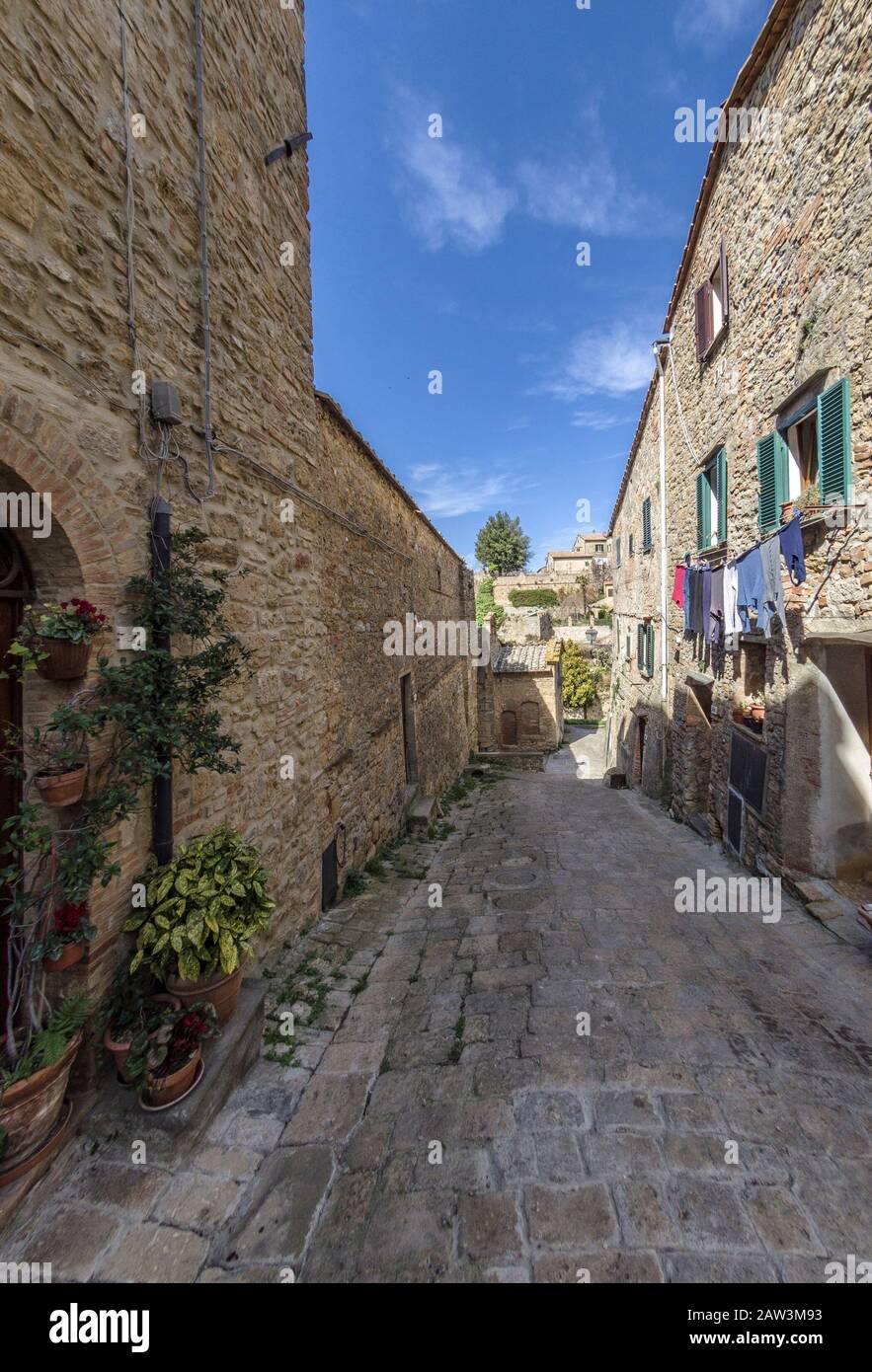 Ancient and characteristic medieval alley in Tuscany Stock Photo - Alamy