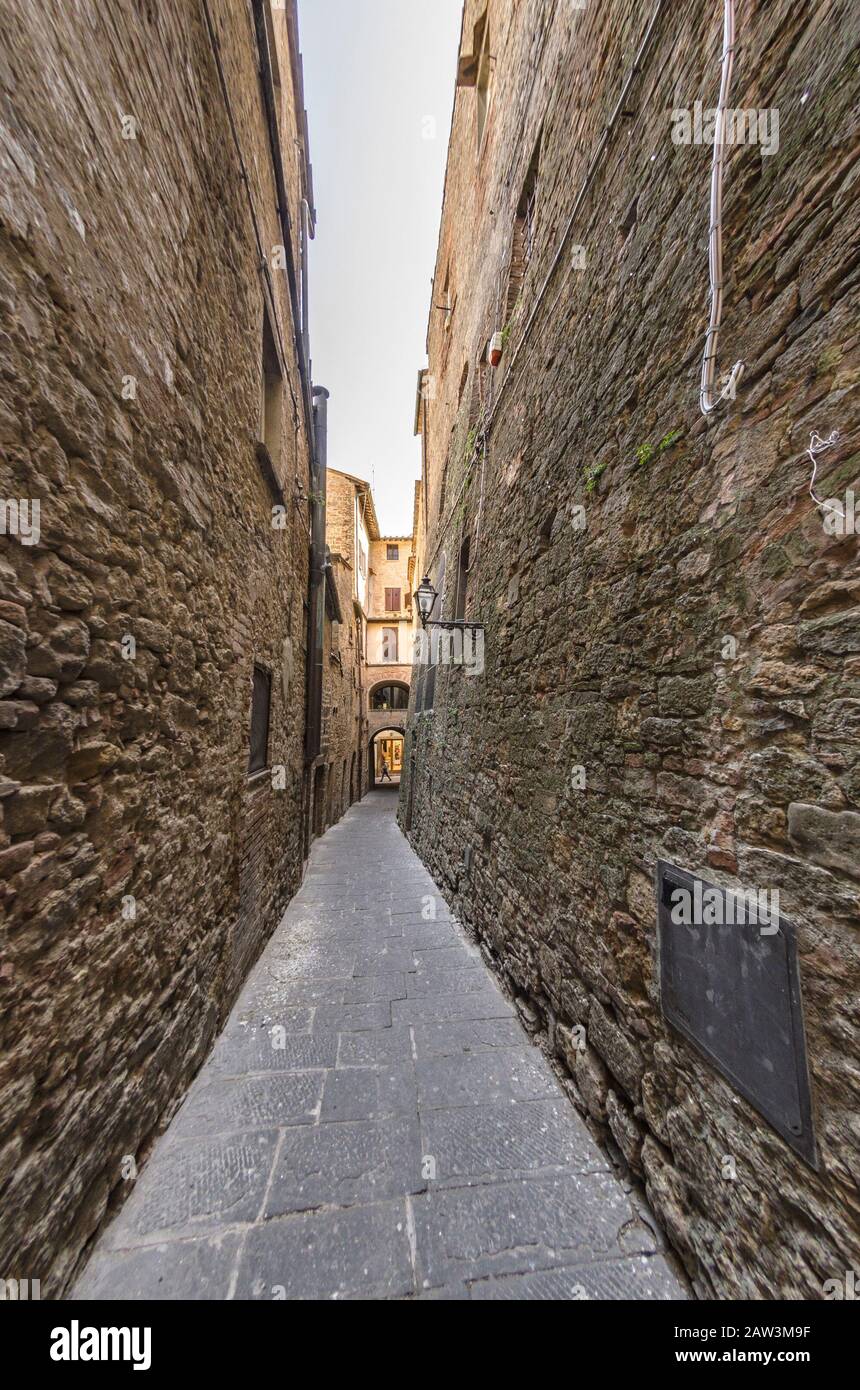 Ancient and characteristic medieval alley in Tuscany Stock Photo - Alamy