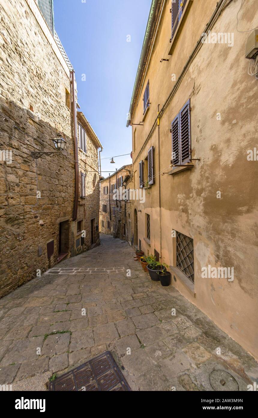 Ancient and characteristic medieval alley in Tuscany Stock Photo - Alamy
