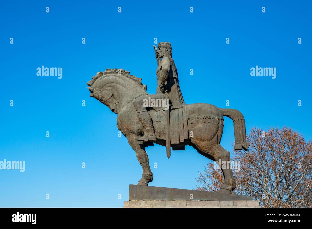 Statue of King Vakhtang Gorgasali in Tbilisi Stock Photo - Alamy