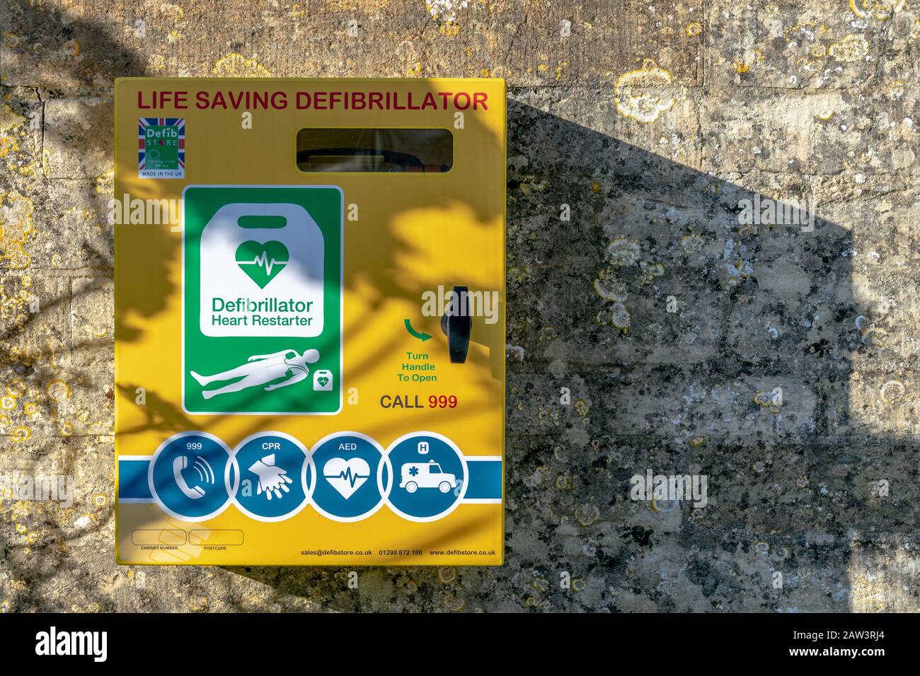 Defibrillator sign hi-res stock photography and images - Alamy