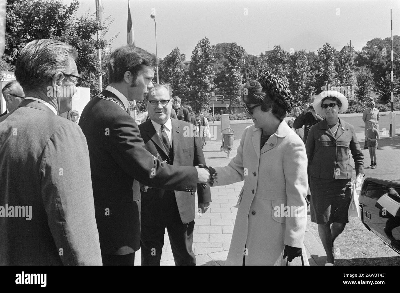 Princess Margriet opens exhibition Inuit Art from Canada Madurodam Date ...