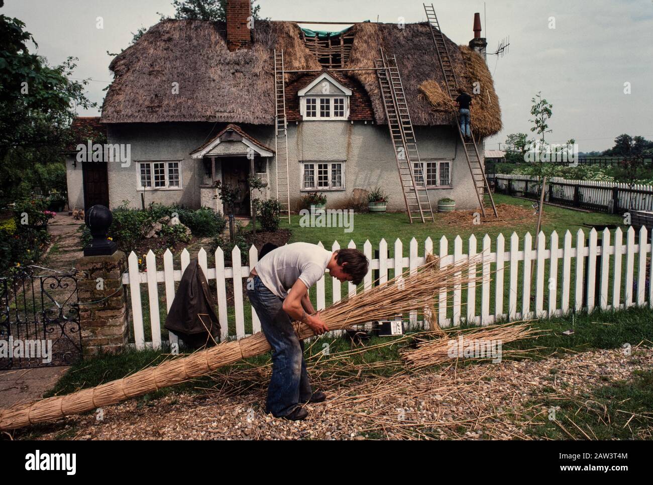 Thatching trade hi-res stock photography and images - Alamy