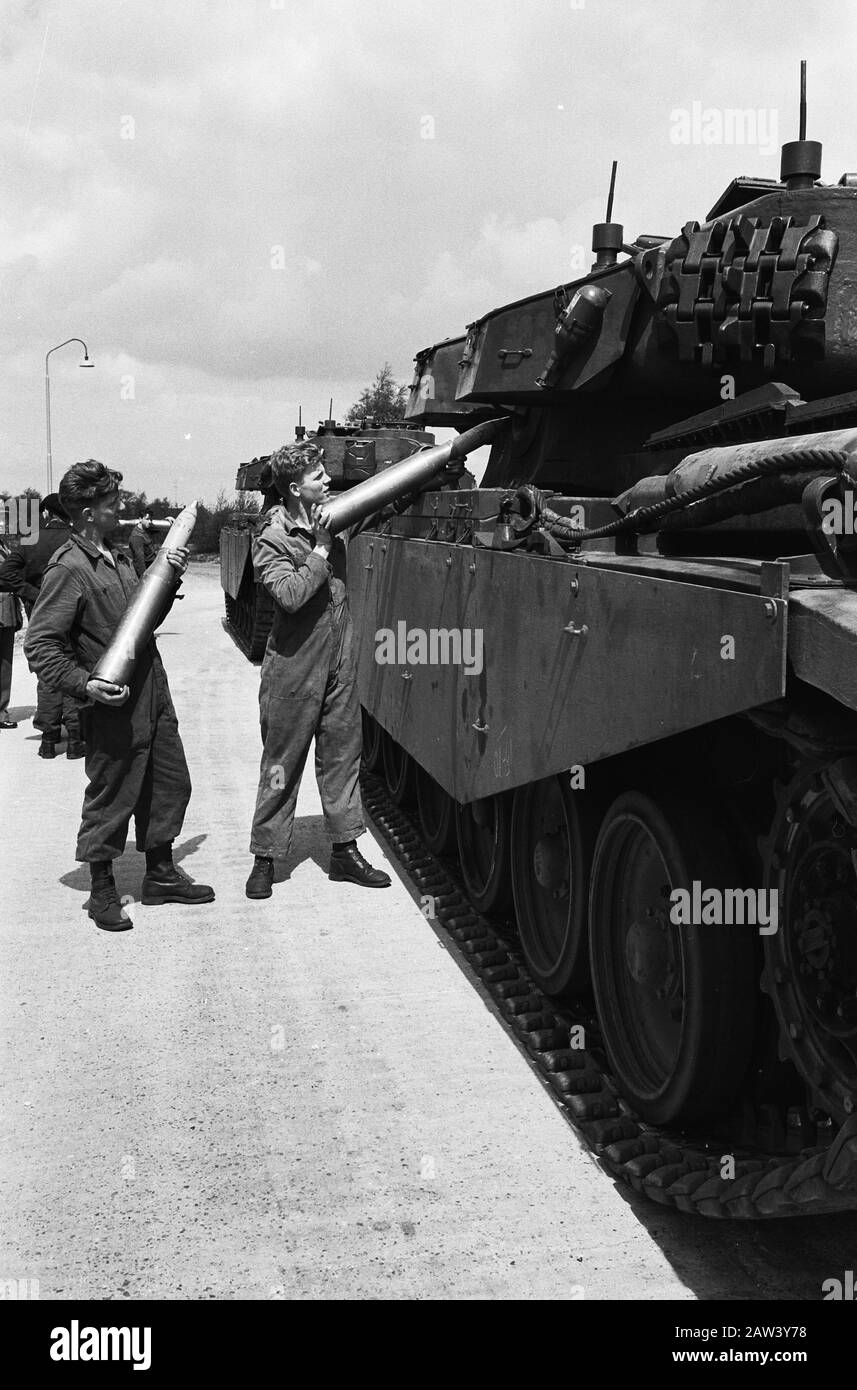 Pilot Mobilization Cavalry (Tankescadron). The packing in the tanks of ...