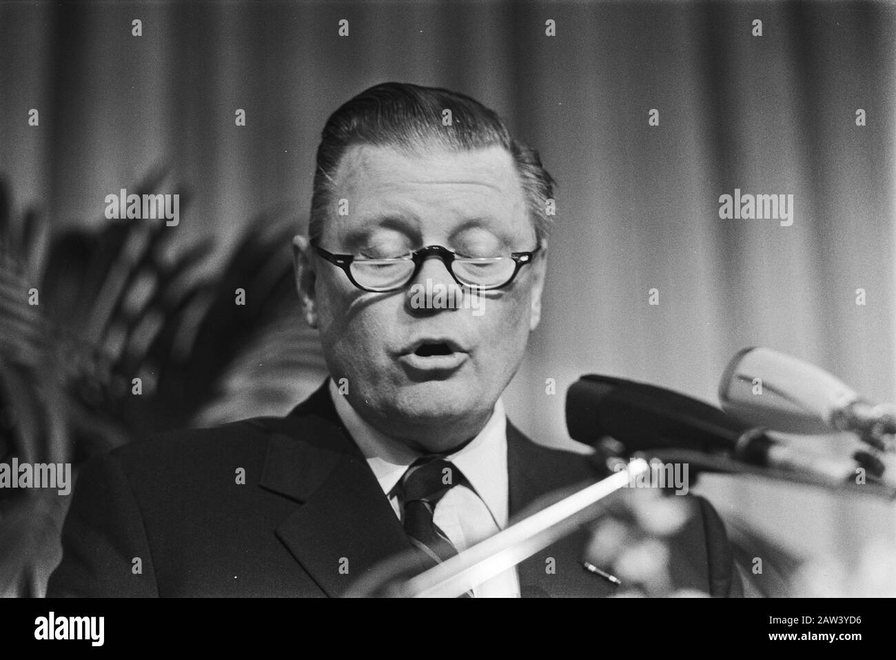 Dreesmannn speaks hi-res stock photography and images - Alamy