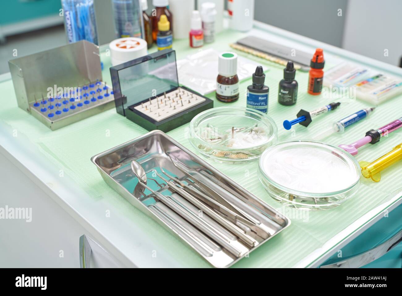 Sharp medical instruments hi-res stock photography and images - Alamy