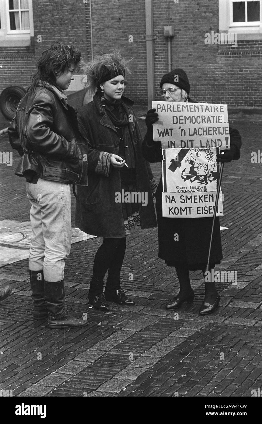Women with placards Black and White Stock Photos & Images - Alamy