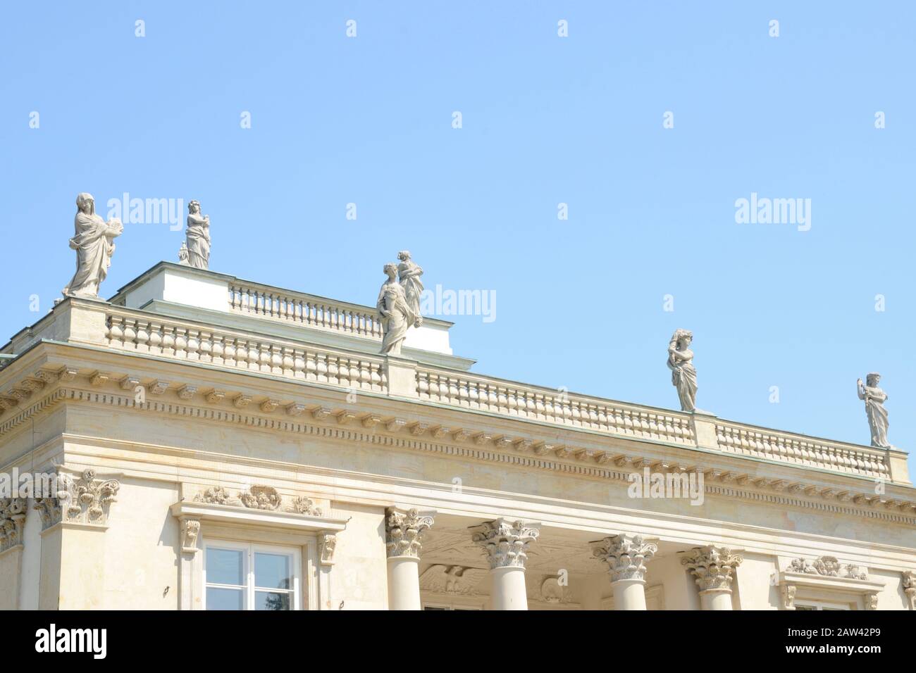Palace cornice hi-res stock photography and images - Alamy