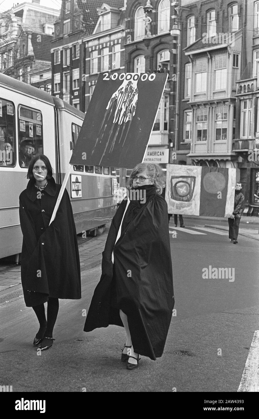 Protest march artists against war in Vietnam, many paintings were ...