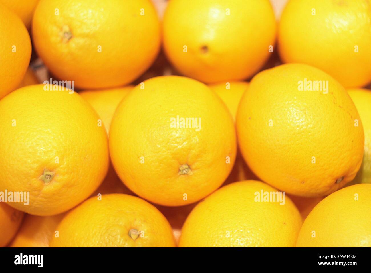 Yellow juicy lemons lie hi-res stock photography and images - Alamy