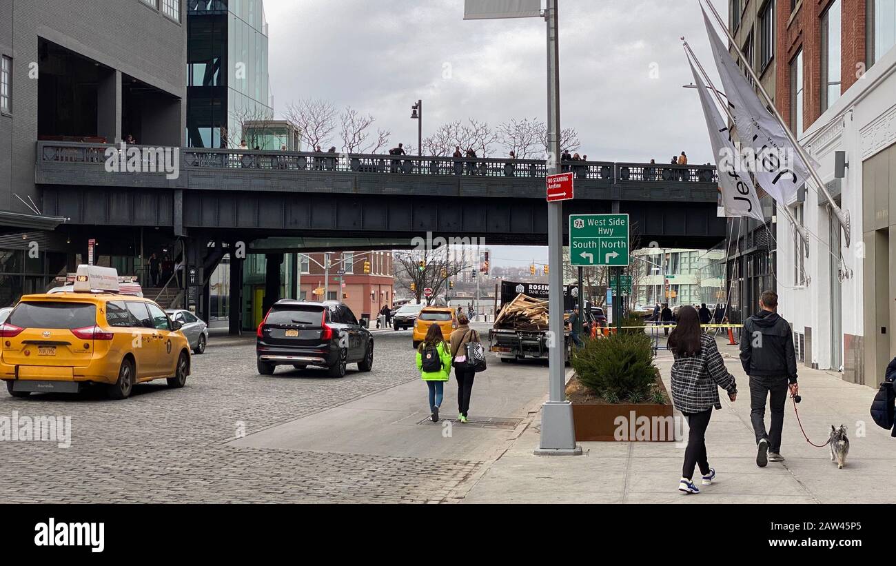 People walking along the Manhattan High Line at West 14th St Stock ...