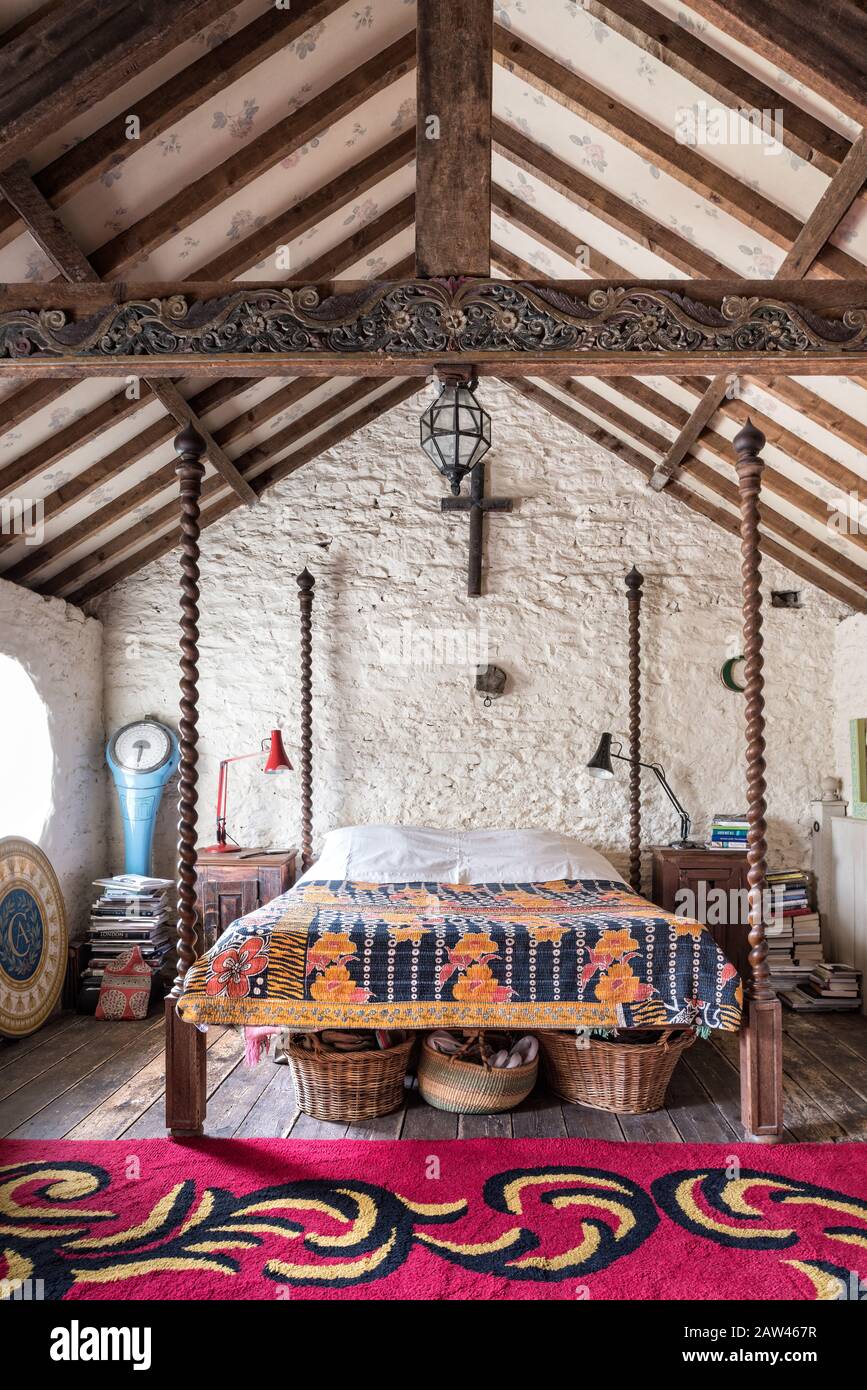 Four poster bed in rustic bedroom Stock Photo - Alamy