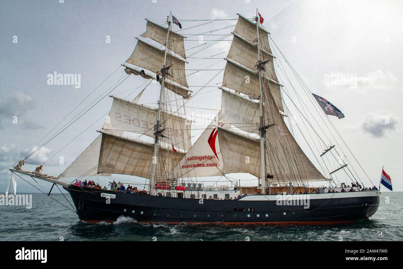 Jolly roger ship hi-res stock photography and images - Alamy