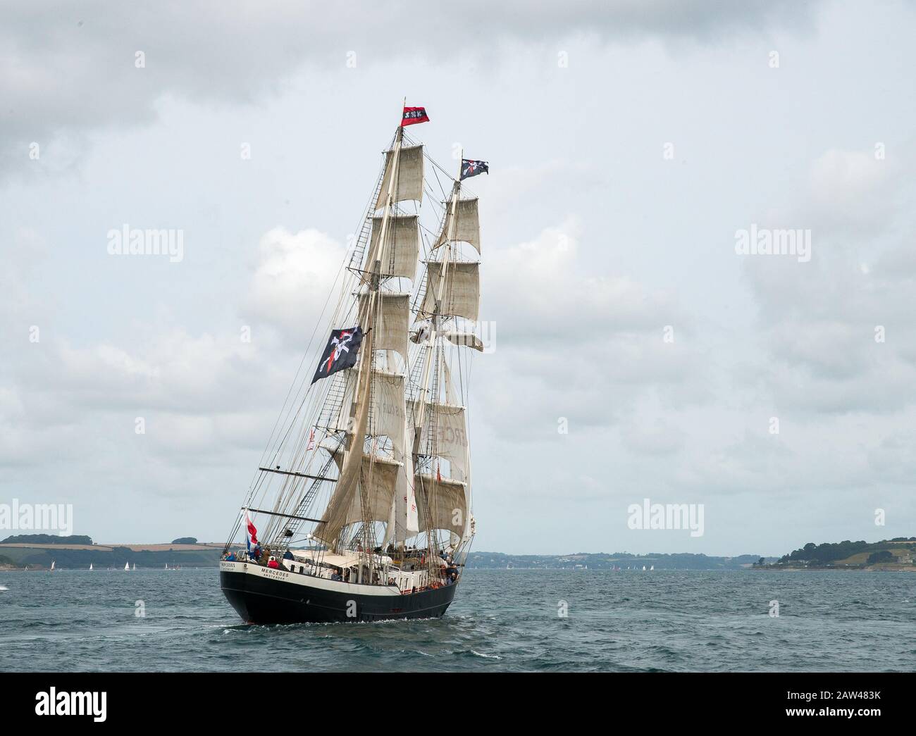 Sail ships pulling sails hi-res stock photography and images - Alamy