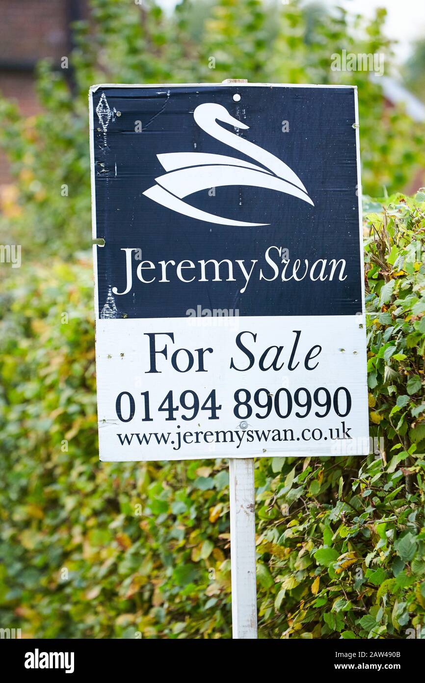 Estate agent's For Sale sign Stock Photo - Alamy