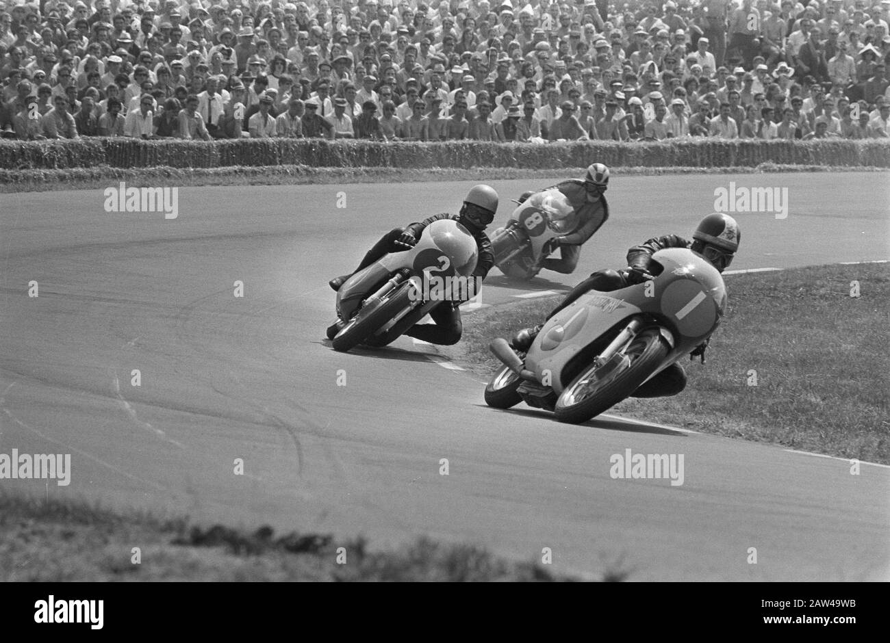 TT Assen 1970 Races in the 350 cc class, from left: Giacomo Agostini ...