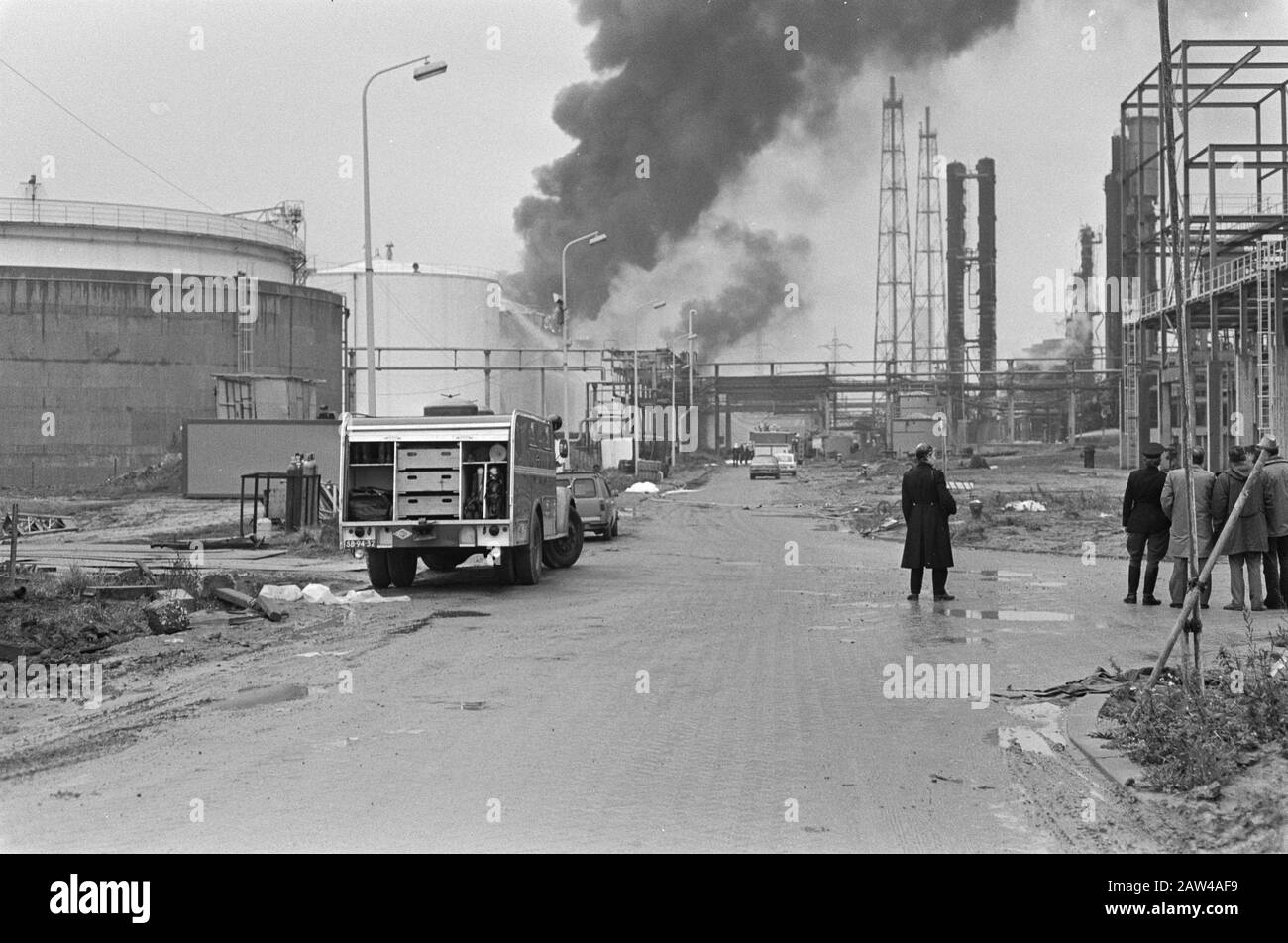 Disaster at DSM in Beek (Limburg); extinguishing operations in exploded naphtha cracker Date ...