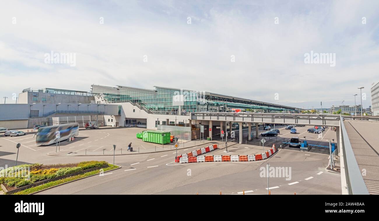 Airport Stuttgart, Terminal 1 + 2 entrance, exterior view Stock Photo ...