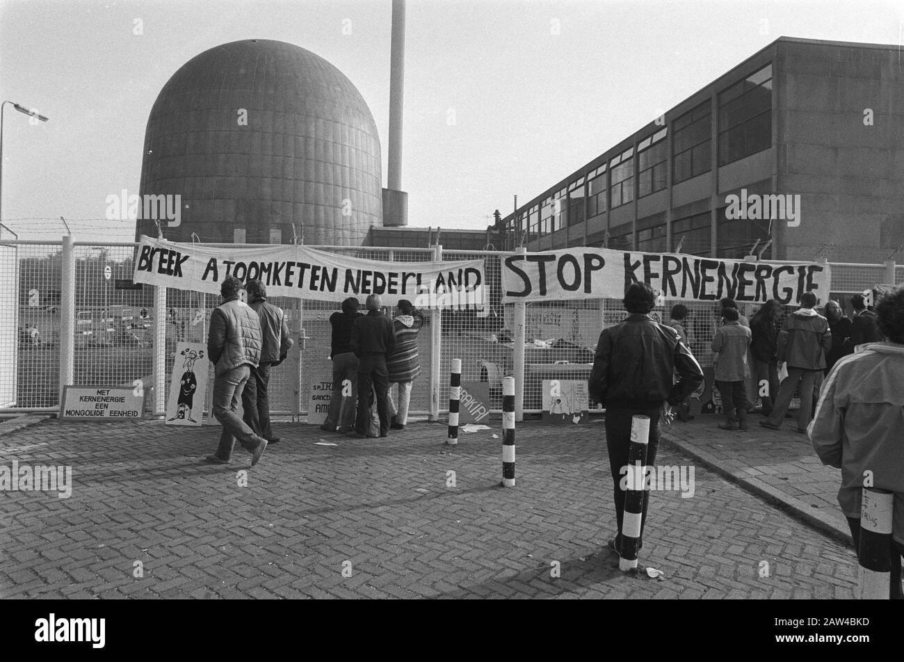 Evacuation by police premises reactor center in Delft Reactor Center ...