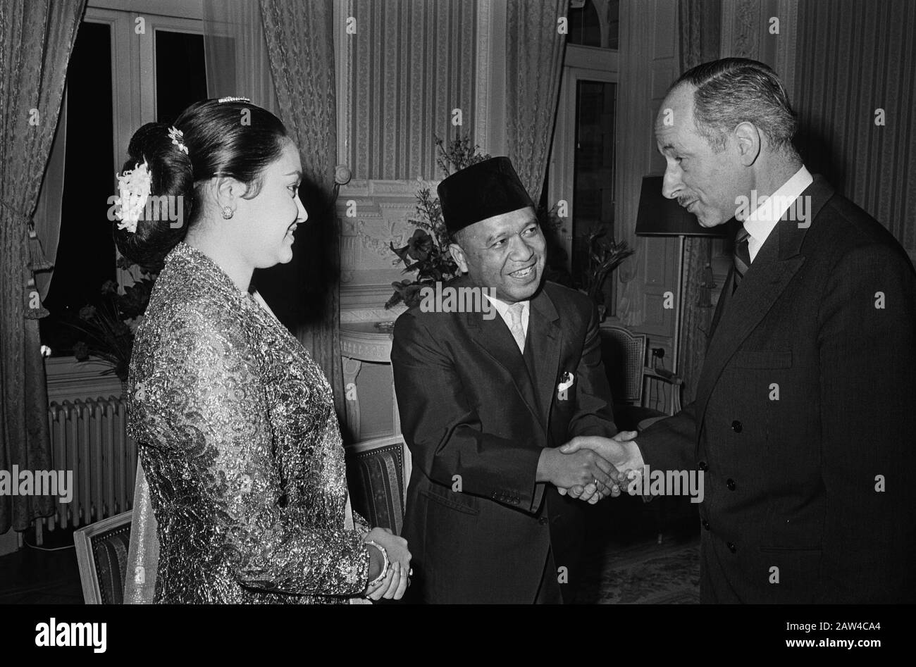 Front Muhammad Sharif during reception Date: February 18, 1965 Keywords ...
