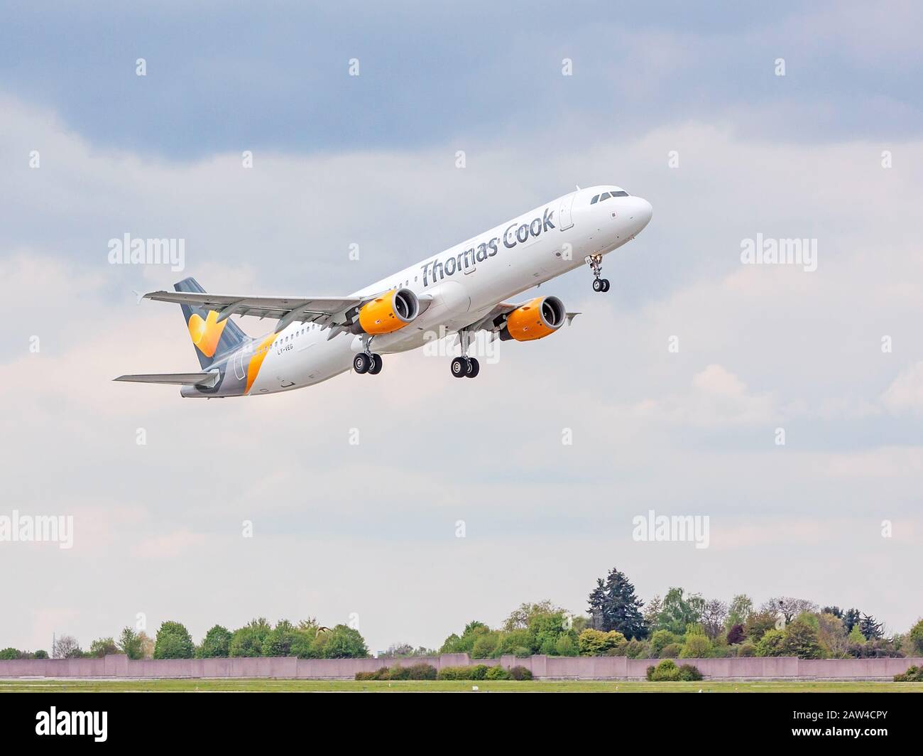 Thomas cook airbus a321 200 hi-res stock photography and images - Alamy