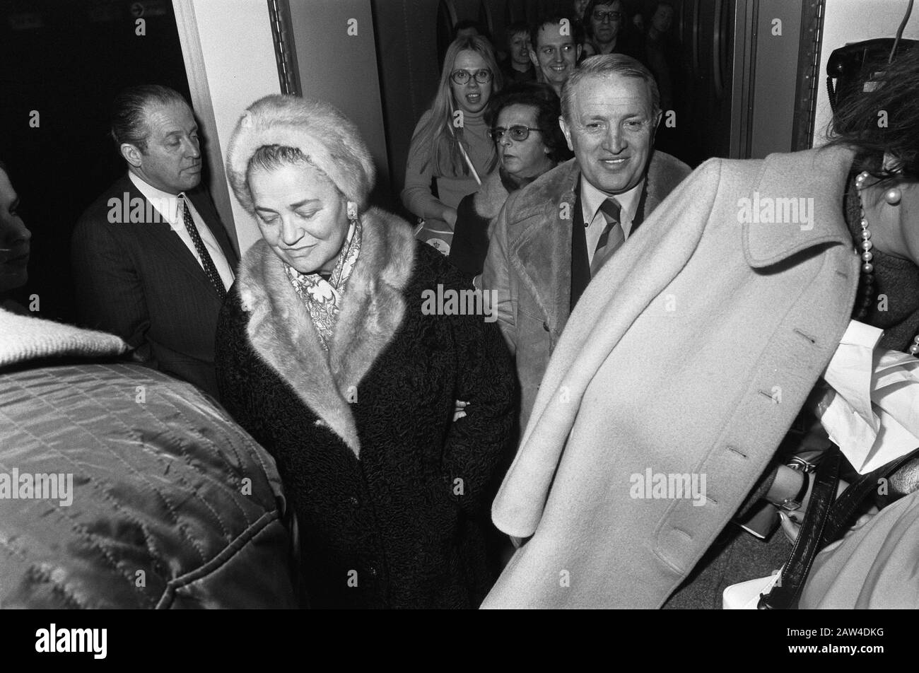 Kovacs, Ajax coach, with his wife at the airport, back from Romania ...