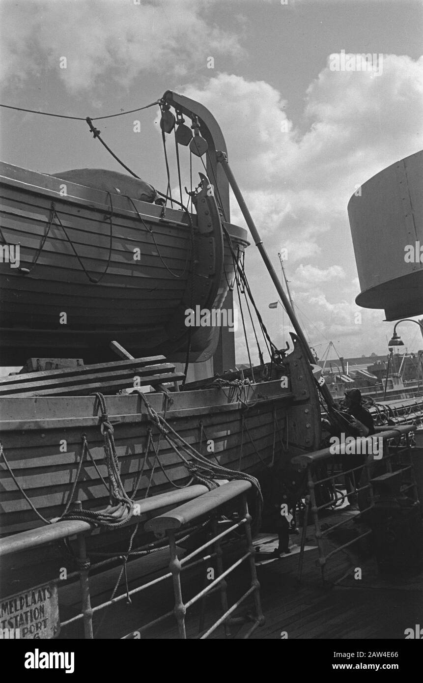 Merchant ship world war ii Black and White Stock Photos & Images - Alamy