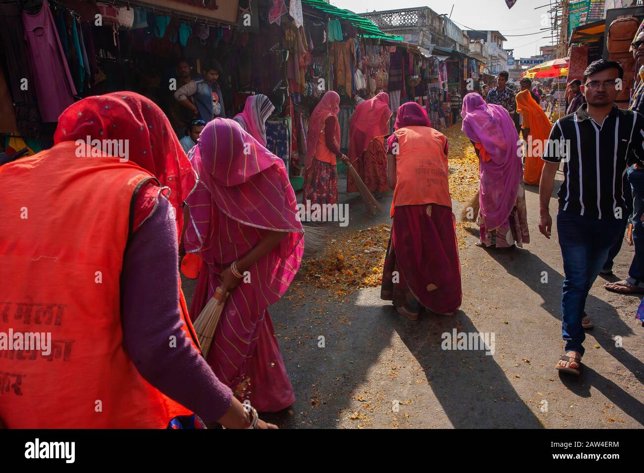 Indian women cleaning hi-res stock photography and images - Alamy