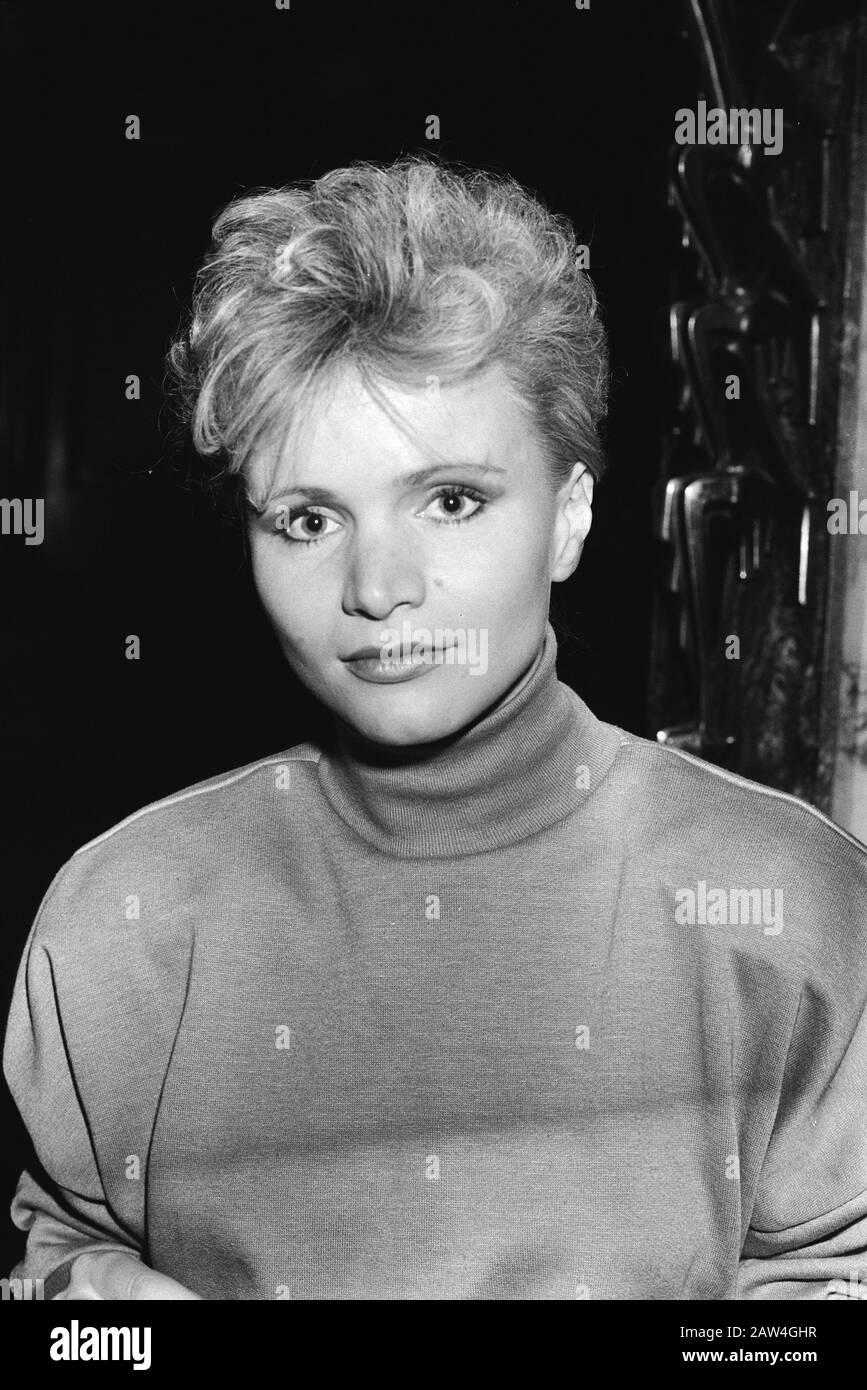 Press Presentation of the Dutch film The fourth man Renée Soutendijk Date: March 23, 1983 ...