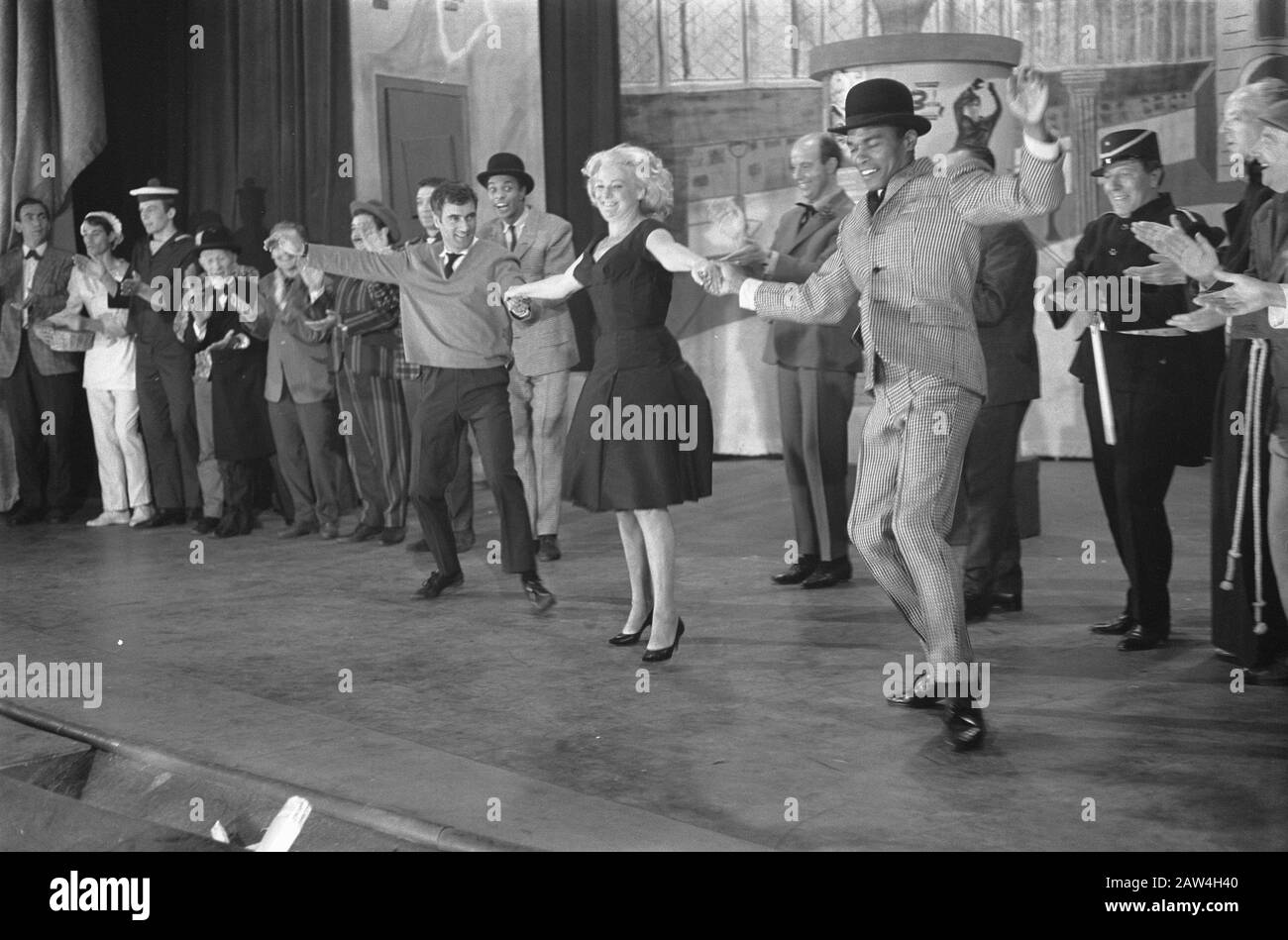 Rehearsal musical Irma la Douce, Beppie Nooy with Donald Jones and left ...