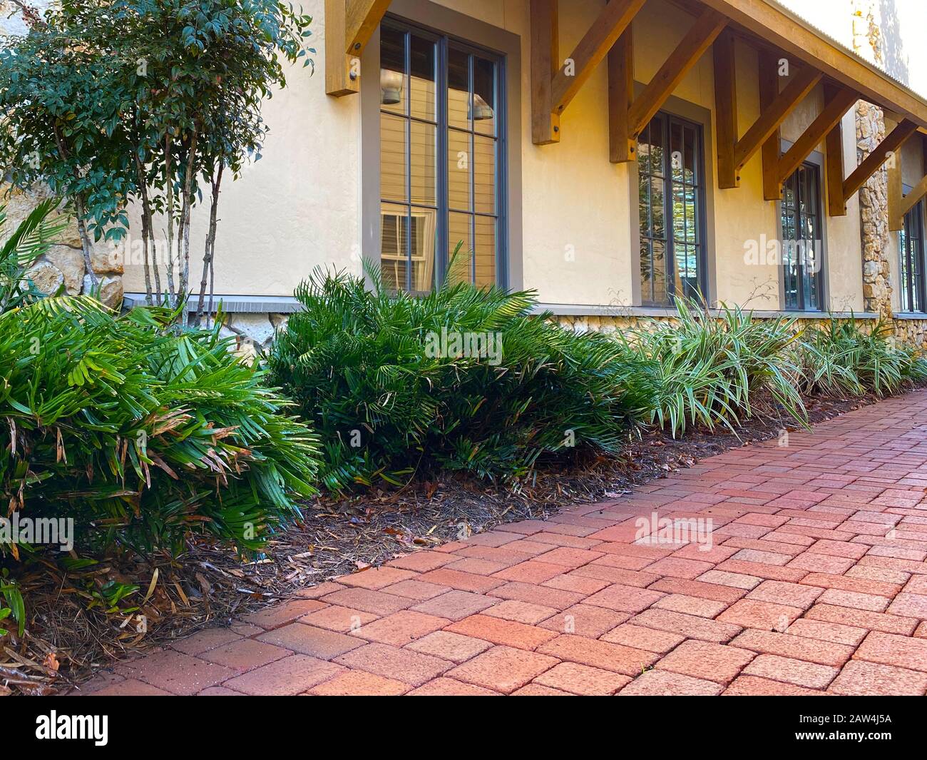 Red brick yard pathway hi-res stock photography and images - Alamy