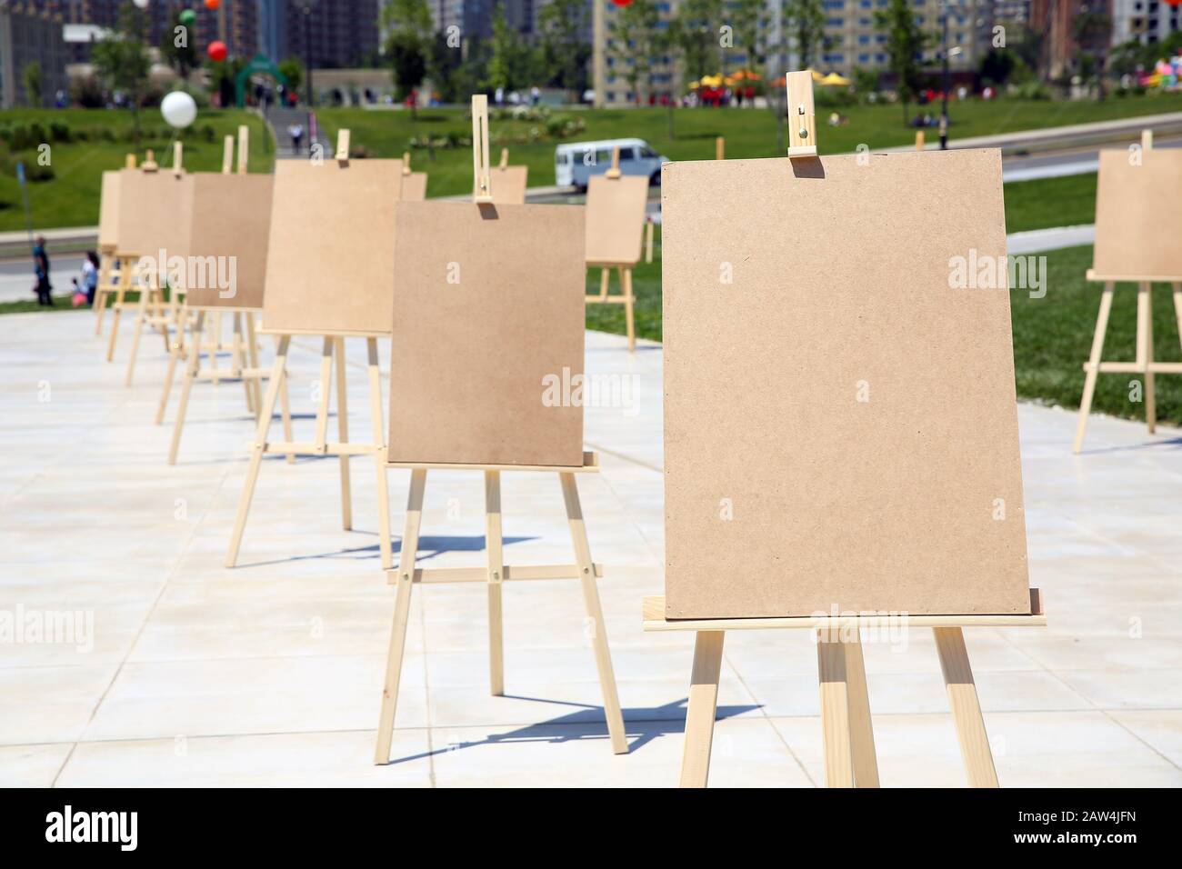 Pair of Easel with blank canvas . Blank art board and realistic wooden ...