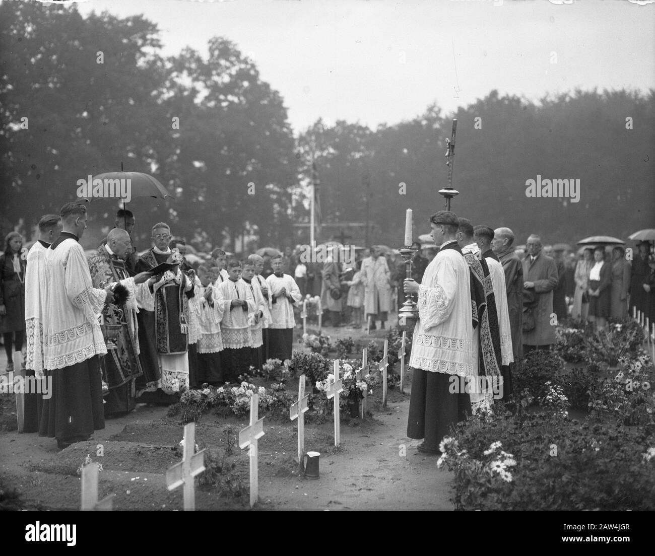 Arnhem oosterbeek war cemetery hi-res stock photography and images - Alamy