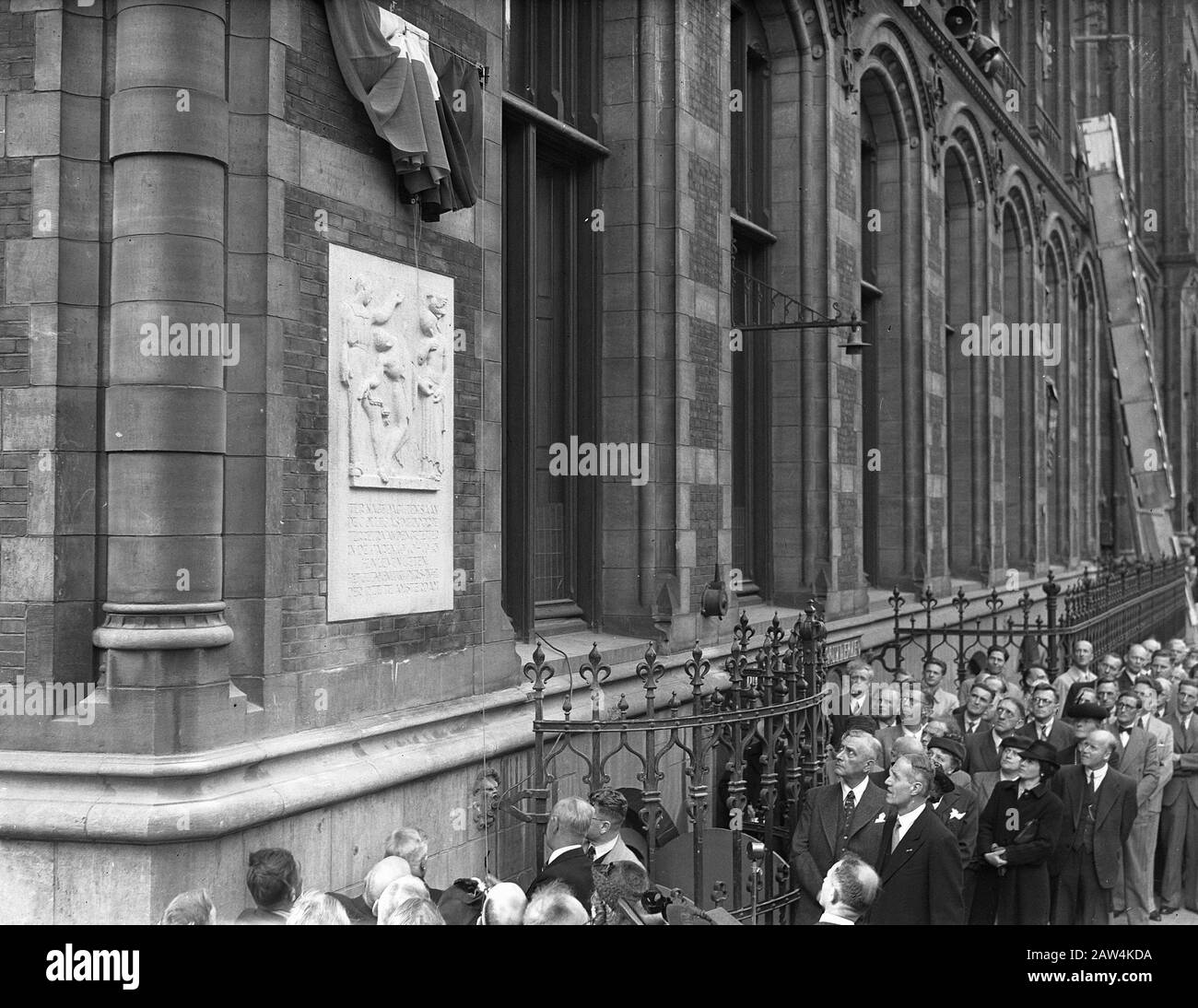Unveiling memorial Main post office Date: July 11, 1947 Keywords: HEAD ...
