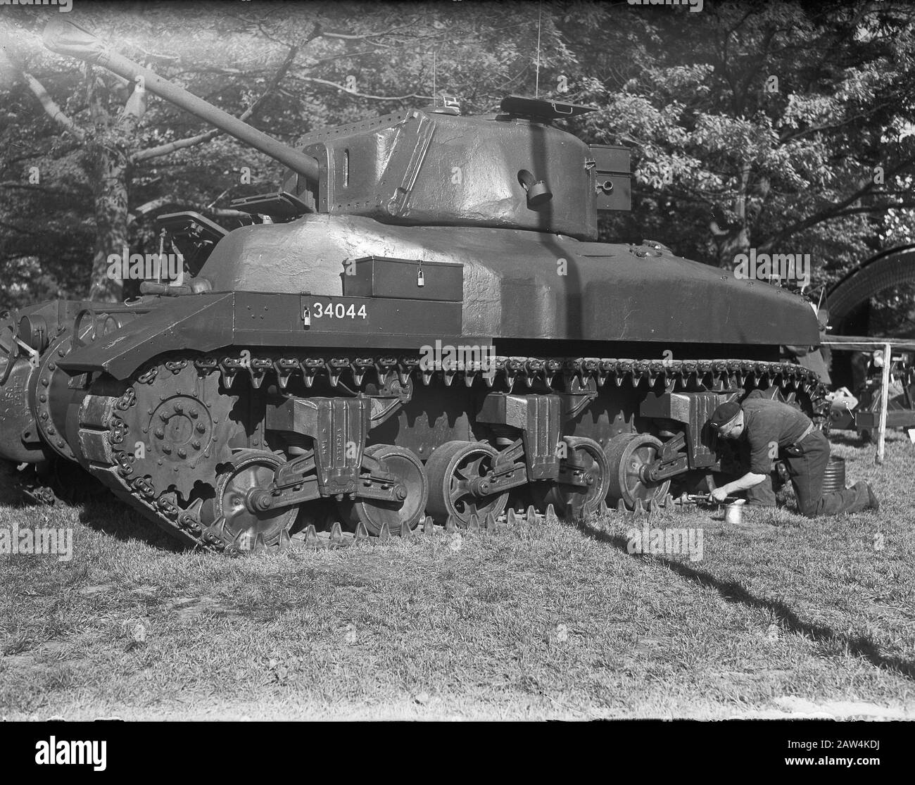 Army Exhibition Utrecht. Man with tank Date: May 14, 1948 Location ...