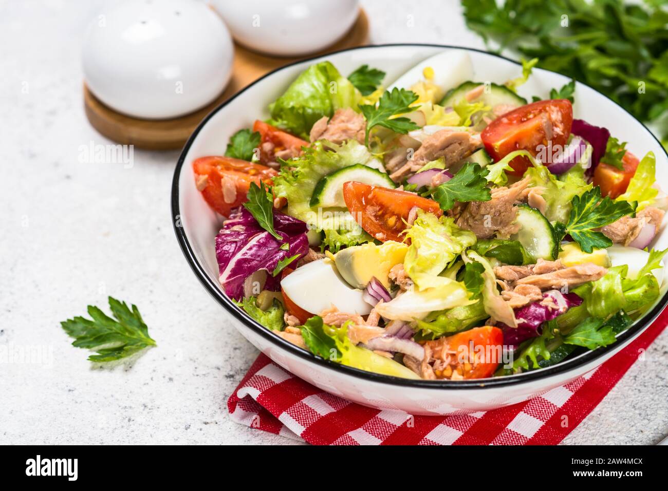 Tuna salad with green leaves, eggs and vegetables Stock Photo - Alamy