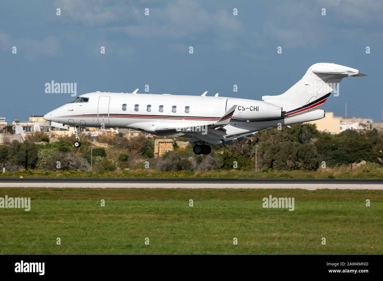 NetJets Bombardier Challenger 350 (BD-100-1A10) (CS-CHI) on finals ...