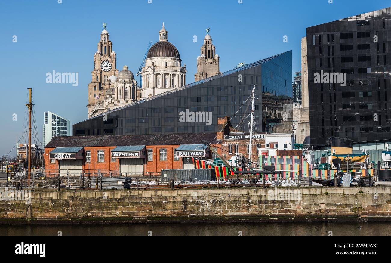 Liver buildings famous clock hi-res stock photography and images - Alamy