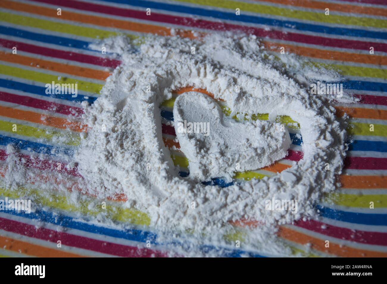Close-up of a heart drawn on flour and which reveals a surface of ...