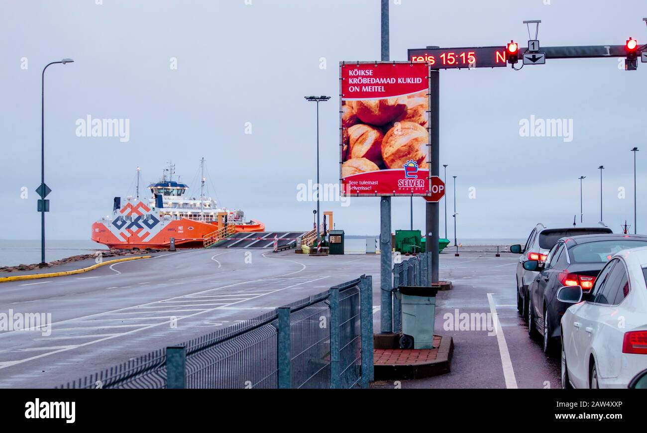 Waiting for ferryboat hi-res stock photography and images - Alamy