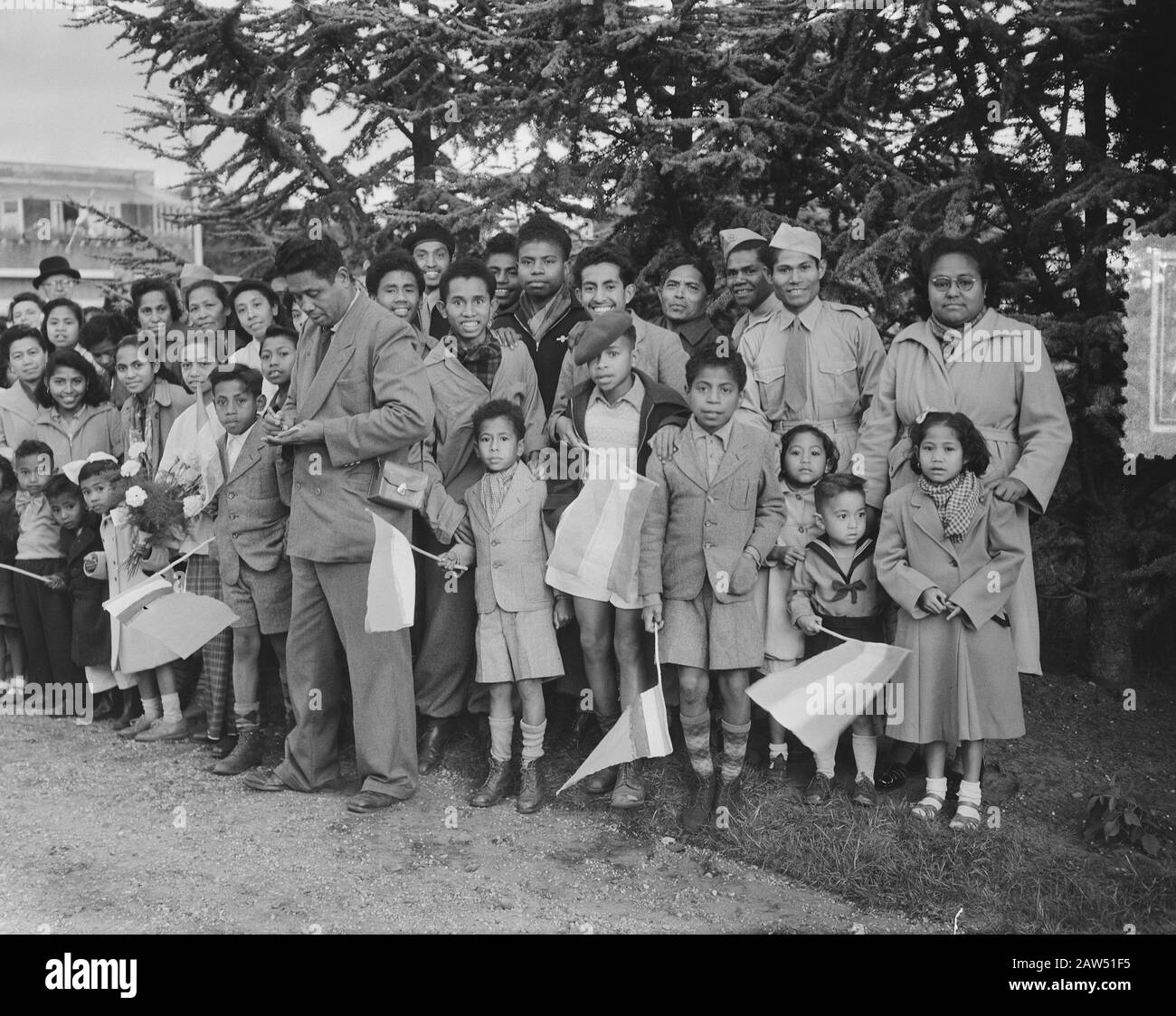 Queen Juliana visits Limburg. Residents of the Ambonezenkamp the ...