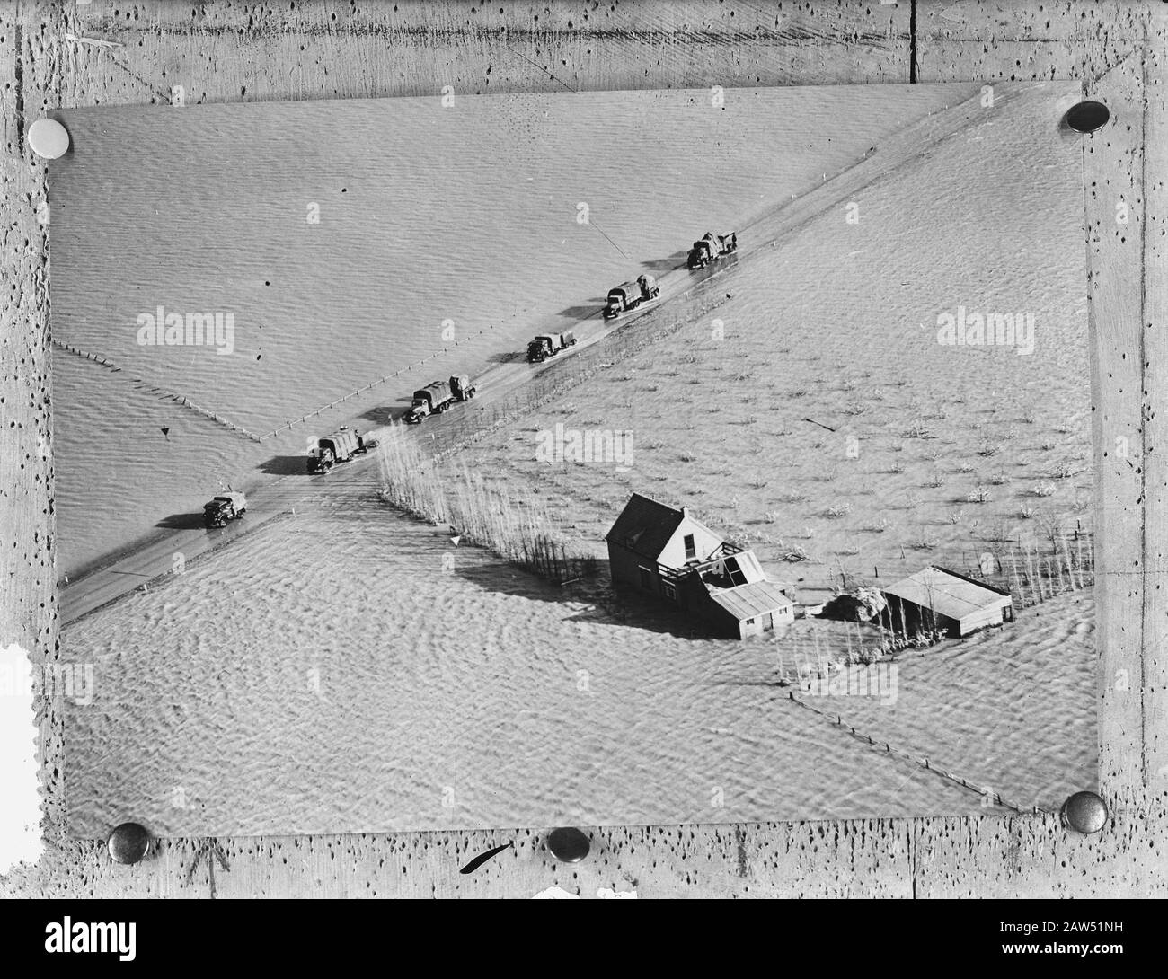 Flood 1953. Aerial view. Luchtopname. A military hulpkolonne St ...