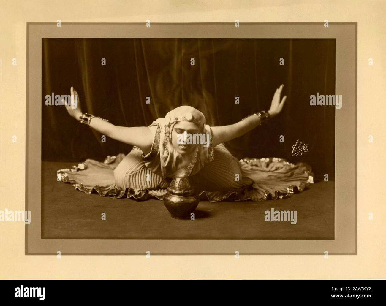 Danza india hi-res stock photography and images - Alamy