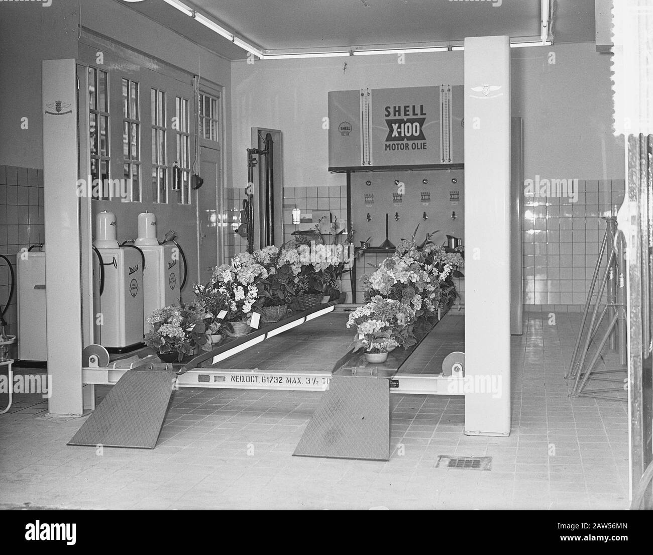 1950s garage hi-res stock photography and images - Alamy